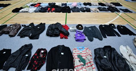 포토 주인 잃은 신발·옷·가방참사 현장에서 수습한 사상자 물품들