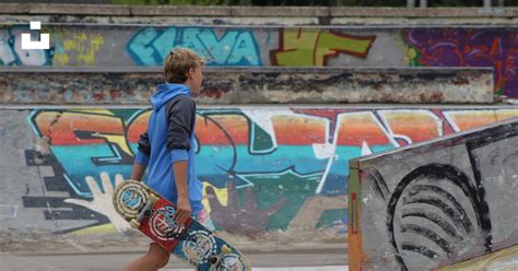 파란색 셔츠와 갈색 반바지를 입은 소녀는 낮에 거리를 걷고 있다 사진 Unsplash의 무료 예술 이미지