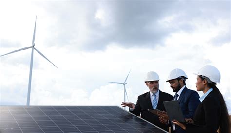 하얀 헬멧을 쓴 한 무리의 사업가들이 풍력 터빈 농장이 있는 태양 전지판에서 일하고 있다 대체 에너지에 의한 지속 가능성의 개념 풍력에 대한 스톡 사진 및 기타 이미지