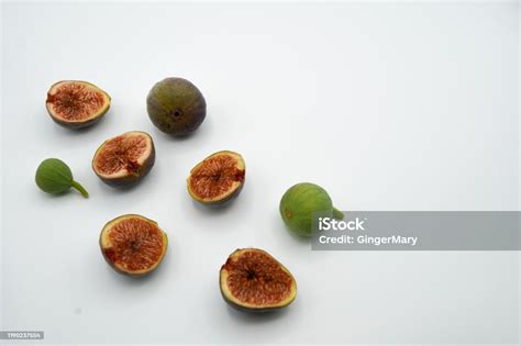 흰색 배경에 잘 익은 무화과의 배열 신선한 음식 조각 이국적인 무화과 과일 건강한 영양 및 해독 4k해상도에 대한 스톡 사진 및 기타 이미지 Istock