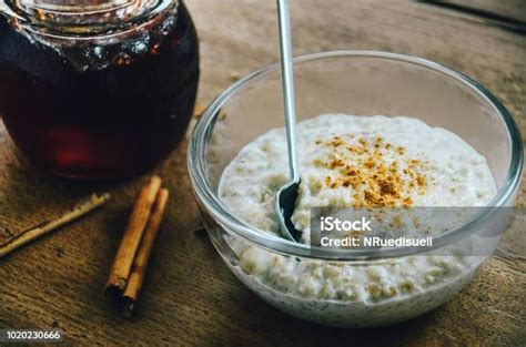 계 피와 베리 설탕에 절인 과일의 대 타로 크림 죽 하루 간단한 아침 식사 추운 날에 따뜻한 식사의 건강 한 시작 합니다 유리 재료에 대한 스톡 사진 및 기타 이미지