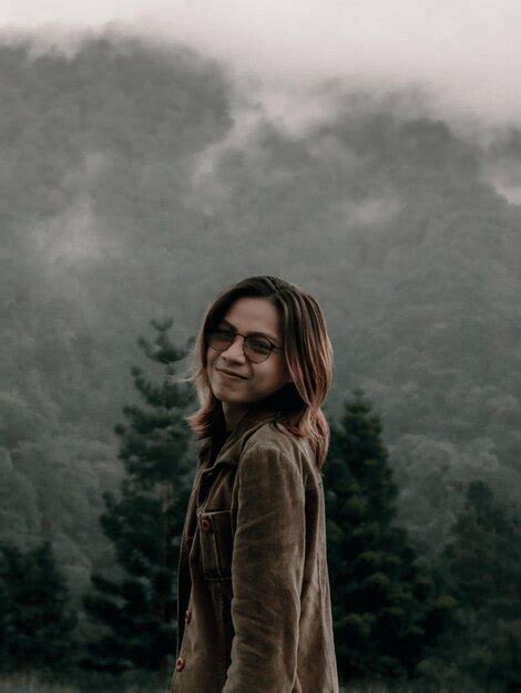 Молодой человек стоящий у горы Премиум Фото