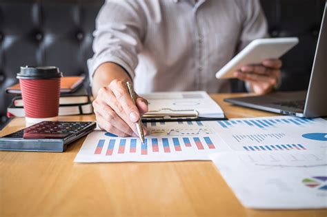 보고서 문서 및 분석 그래프 문서에 재무 데이터 계산 재무 통계 작성을 통해 랩톱 컴퓨터에서 투자 프로젝트를 수행하는 사업가