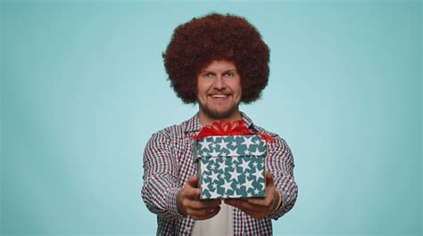 생일 선물 상자를 선물하는 웃는 남자는 손을 뻗어 포장된 선물 경력 보너스를 제공합니다 기회에 대한 스톡 사진 및 기타 이미지 기회 남자 받기 Istock