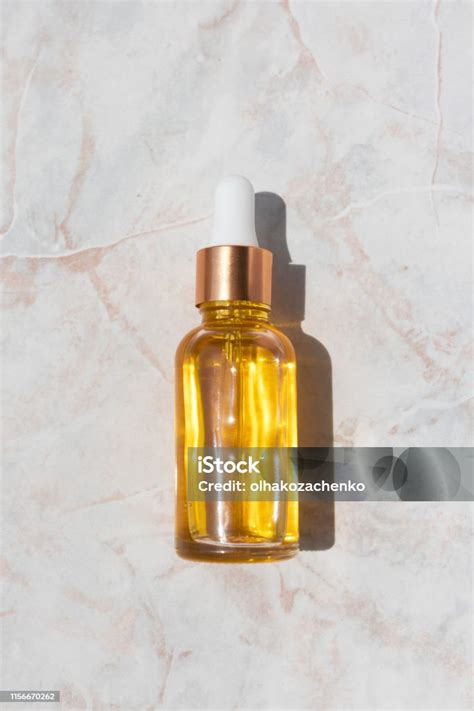 대리석 배경에 파이펫이 있는 유리 병에 세럼 에센스 럭셔리 화장품 수직 난방유에 대한 스톡 사진 및 기타 이미지 난방유 병 아르간나무 Istock