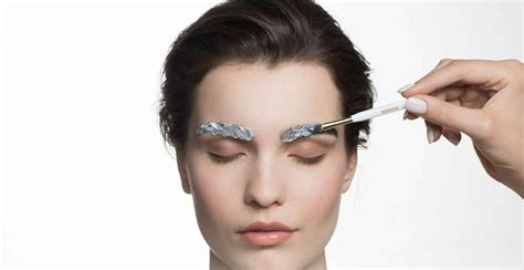 نحوه رنگ کردن ابرو به روش آرایشگرها مجله اینترنتی شادمگ