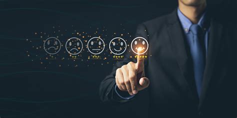 고객 서비스 및 만족도 컨셉 사업가는 우수한 평가 리뷰로 서비스 만족도와 피드백을 얻기 위해 행복한 웃는 아이콘의 가상 화면을 터치합니다 경영자에 대한 스톡 사진 및 기타