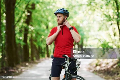 거의 마무리 지점에 화창한 날에는 숲속의 아스팔트 도로에서 자전거를 타는 자전거 건강한 생활방식에 대한 스톡 사진 및 기타 이미지 건강한 생활방식 녹색 대기 Istock