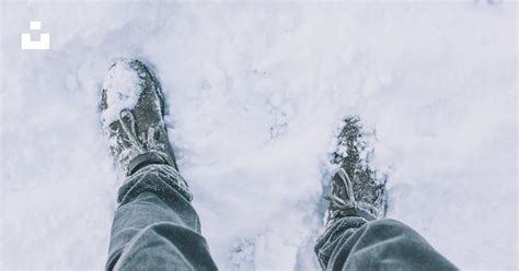 눈 속에 발을 담그고 눈 속에 서있는 사람 사진 Unsplash의 무료 룬 드 이미지