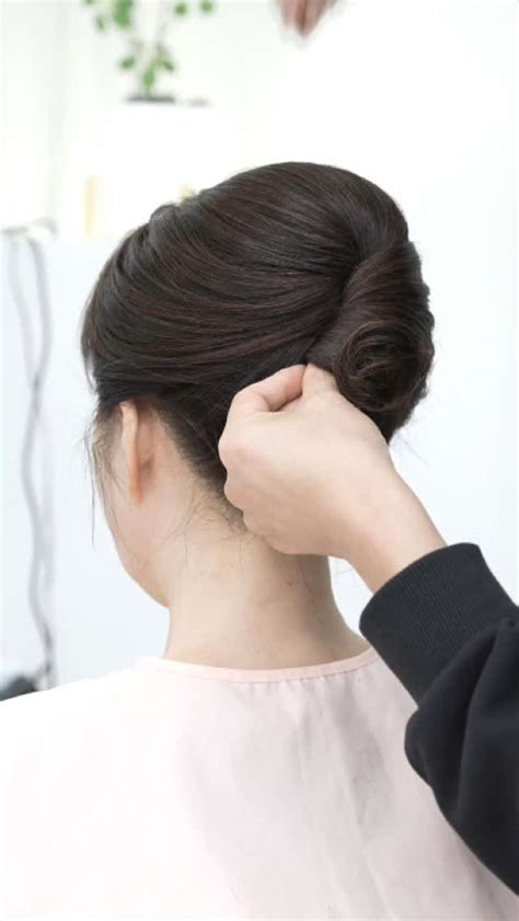 강래가생각나 헤어스타일링 업스타일 숱 없는 머리를 스타일링 하려면 백코밍 보다는 공기감을 이용해야 해요 머리카락이 자연스럽게 부풀어 오르도록 만들어야 합니다 그