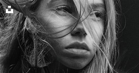 긴 머리를 가진 여자 사진 Unsplash의 무료 회색 이미지