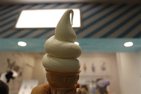 クリーミーなミルク味のソフトクリームが絶品「生クリーム専門店ミルク」