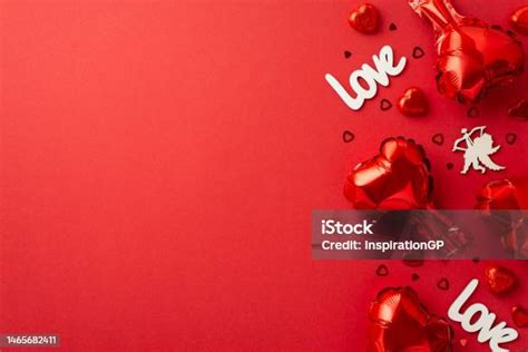 성 발렌타인 데이 개념 하트 모양의 풍선 큐피드 실루엣 비문 사랑 사탕과 색종이의 상위 뷰 사진은 빈 공간이 있는 격리된 빨간색 배경에 0명에 대한 스톡 사진 및 기타