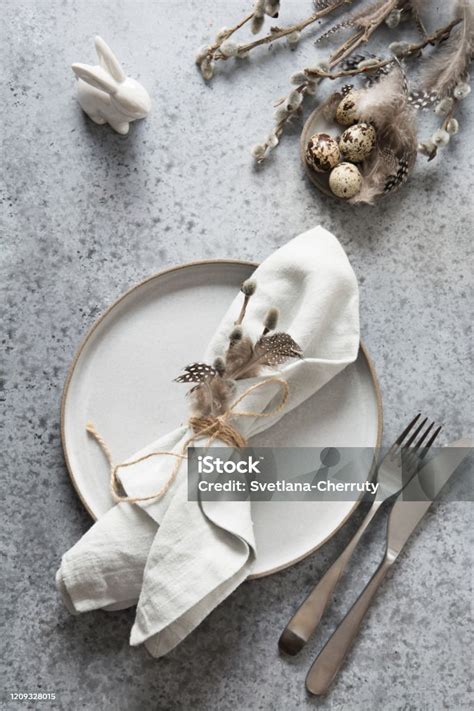 회색 돌 테이블에 토끼와 부활절 파스텔 휴일 테이블 설정입니다 맨 위 보기 부활제에 대한 스톡 사진 및 기타 이미지 부활제 탁자 0명 Istock