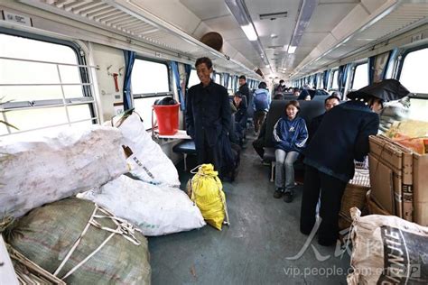 四川：穿梭在大凉山的“慢火车” 人民图片网