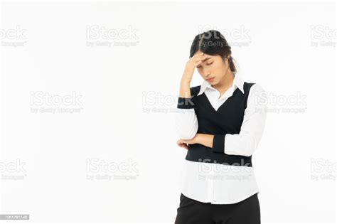 비즈니스 아시아 여자는 흰색 절연입니다 격리 된 배경 위에 젊은 아름 다운 아랍 여자 불행 한 스트레스 심각한 여자입니다 걱정하는에 대한 스톡 사진 및 기타 이미지 Istock