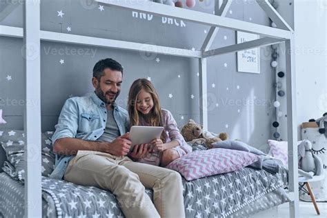 Usando Tecnologias Para Se Divertir Jovem Pai E Sua Filha Olhando Para