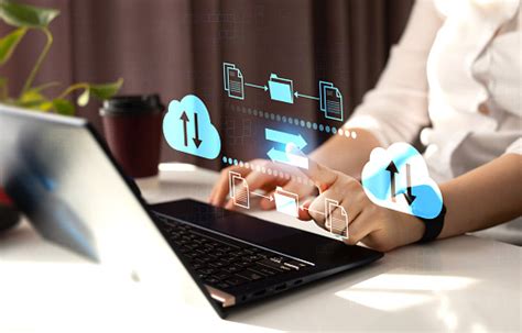 인터넷 클라우드 기술로 정보와 데이터를 교환합니다 Ftp 파일 수신기 및 컴퓨터 백업 복사본 파일 공유 아이소메트릭 교환에 대한 스톡 사진 및 기타 이미지 Istock