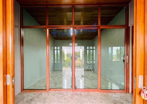 กระจกกั้นห้อง ประตูบานเลื่อน แบบรางแขวนล้อบน รูปแบบเลื่อนซ้อน 2 บานทางเดียว ไม่มีรางพื้นให้เดิน