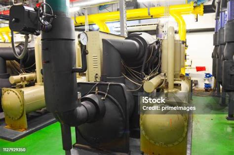 대형 건물의 펌핑 스테이션과 전기 전력 발생기 산업 내부 파이프 라인 0명에 대한 스톡 사진 및 기타 이미지 0명 가솔린 강철 Istock