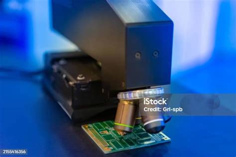 Pcb입니다 인쇄 회로 기판을 검사하는 장치 마이크로칩을 만드는 장비 전자 보드의 현미경 Pcb 테스트 컴퓨터 칩 생산을 위한 공장 컴퓨터 공학 0명에 대한 스톡 사진 및