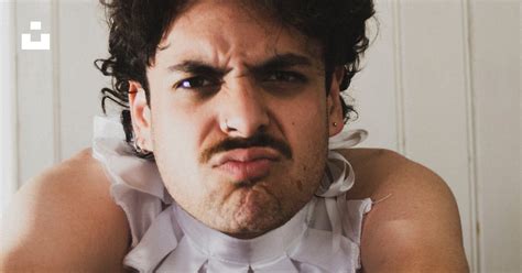 셔츠를 입지 않은 남자가 창문 앞 바닥에 앉아 있다 사진 Unsplash의 무료 벌거벗은 이미지