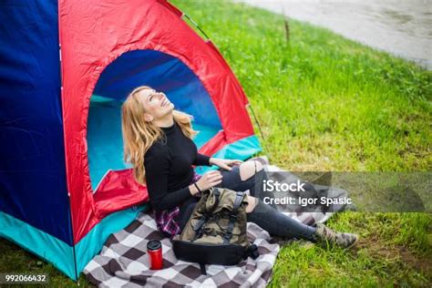 평온한 행복 여자 즐기는 자연 산 일출과 강에 잔디에 뷰티 소녀 야외입니다 자유 개념입니다 Len 플레어 효과입니다 태양