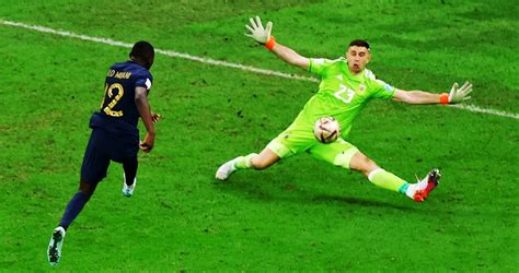 Argentine Fans Recreate Emiliano Martinez Famous Save In 2022 World Cup