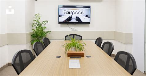 Tv가 비치된 현대적인 회의실입니다 사진 Unsplash의 무료 사무실 이미지