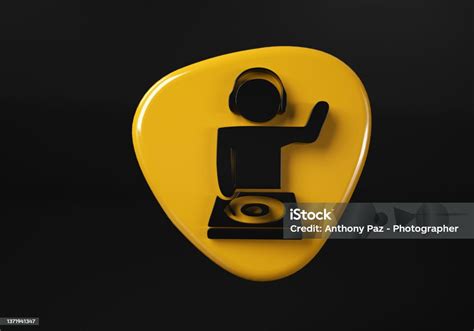 Dj 미디어 버튼 단추 노란색 프레임과 반사가있는 빛나는 아이콘 검은 배경에 3d 그림 라디오 디제이에 대한 스톡 사진 및 기타 이미지 Istock