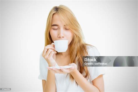 Gadis Remaja Memegang Cangkir Kopi Untuk Minum Kopi Di Latar Belakang