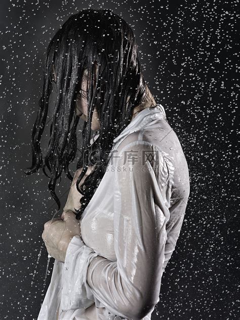 身着被雨淋湿的白衬衫的妇女侧视高清摄影大图 千库网