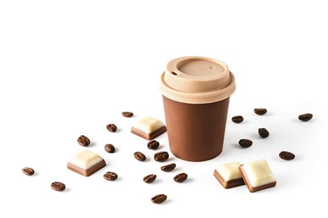 고립된 흰색 배경에 커피 콩과 초콜릿 조각이 쏟아진 초콜릿으로 만든 아름다운 테이크아웃 컵 흰색 배경에 추상 디자인 템플릿 음식과 음료 개념 커피 배경 갈색에 대한 스톡