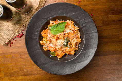 나무 테이블에 토마토 소스에 새우를 곁들인 파스타 페투치네 0명에 대한 스톡 사진 및 기타 이미지 0명 건강한 생활방식 건강한 식생활 Istock