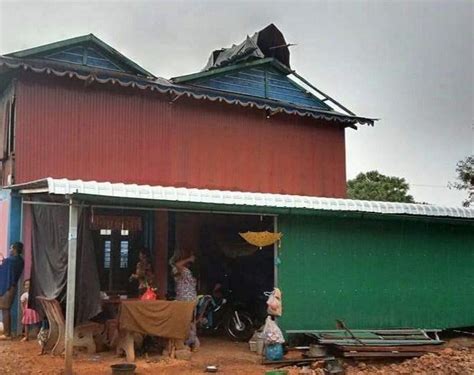 ផ្ទះពលរដ្ឋ៦ខ្នងនៅក្នុងស្រុកចំនួន៣រងការខូចខាតដោយភ្លៀង ធ្លាក់ លាយឡំ នឹង ខ្យល់ កន្រ្តាក់