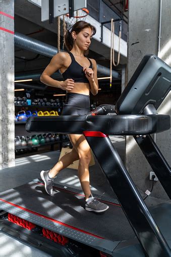 체육관의 러닝머신에서 달리는 검은색 운동복을 입은 운동 소녀 강사에 대한 스톡 사진 및 기타 이미지 강사 건강한 생활방식 검은색 Istock