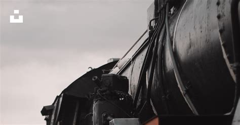 기차 선로 위에 앉아 있는 검은색 기차 엔진 사진 Unsplash의 무료 러시아 이미지