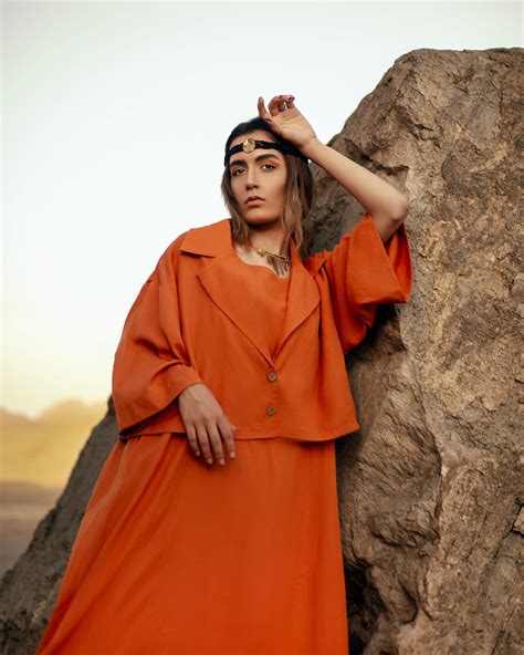 Девушка в оранжевом Обои 4016x5020