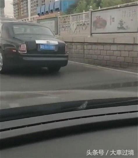 百萬勞斯萊斯追尾小貨車，車頭近乎報廢！還好是豪車追尾 每日頭條