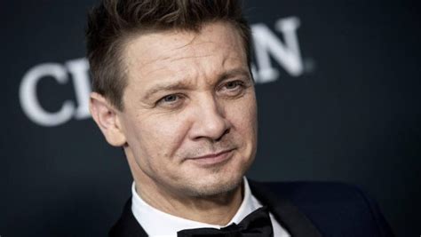 Jeremy Renner Deelt Selfie Na Ernstig Sneeuwschuifongeluk Linda Nl