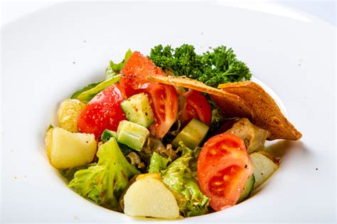 꿀 소스를 입고 검은 바다 라판 고기 샐러드 호밀 크래커와 함께 회색 캔버스 천에 샐러드 양파 머리 고추 옆에 가지 채소에 대한 스톡 사진 및 기타 이미지 Istock