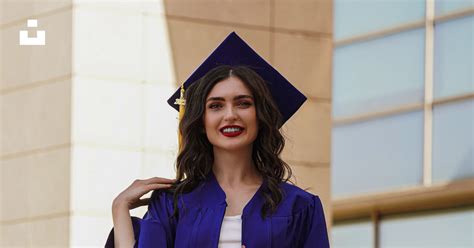 졸업 모자와 가운을 입은 여자 사진 Unsplash의 무료 여자 이미지