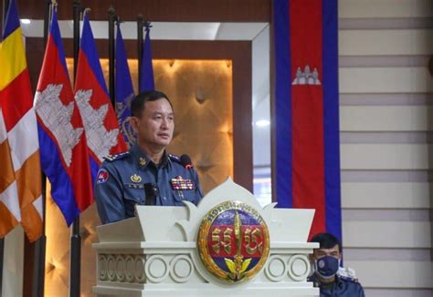 ឧត្តមសេនីយ៍ឯក រ័ត្ន ស្រ៊ាង ចាត់ក្រុមការងារនាំយកអំណោយ ចុះសួរសុខទុក្ខ លោកមេបញ្ជាការរង