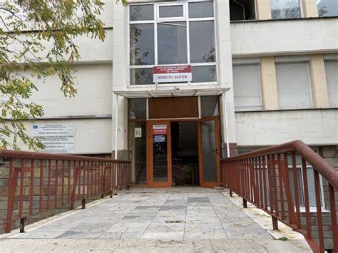 Слагат фургон за пациенти с коронавирус пред врачанската болница