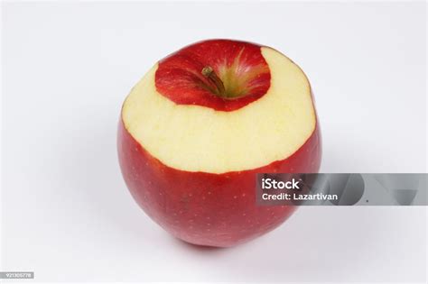 흰색 배경 고립 된 애플 과일 클로즈업 디자이너 연애 흰색 배경 채식주의 건강 한 음식에 애플의 조각에 대 한 애플에 벗 겨 빨간 사과 개체 그룹에 대한 스톡 사진 및 기타