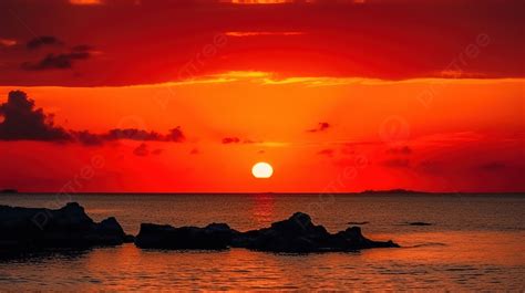 바위와 물 해가 지는 바다 위로 떠오르는 붉은 태양 오키나와의 바다 위에 밝은 붉은 석양 고화질 사진 사진 물 배경 일러스트 및 사진 무료 다운로드 Pngtree