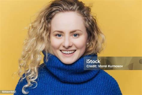 밝은 머리 파란 스웨터를 입은 기쁜 여자 활짝 웃는 얼굴 하얀 이빨 성공적인 하루를 보낸 후 만족합니다 노란색 배경 25 29세에 대한 스톡 사진 및 기타 이미지 Istock