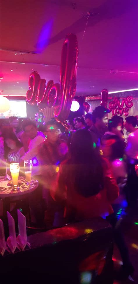 El Cumpleañero Consume Tragos Toda The Boot Sports Bar