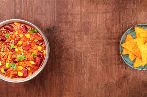 멕시코 음식 디자인 템플릿입니다 나초 또띠아 칩을 곁들인 칠리 콘 카른 어두운 소박한 나무 배경위에서 촬영한 텍스트 0명에 대한 스톡 사진 및 기타 이미지 Istock