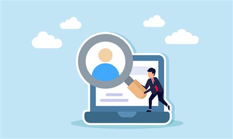 노트북 위에 앉아 돋보기를 들고 개인의 프로필을 관찰하는 사업가 특정 직책에 적합한 직원 후보자를 온라인에서 검색하는 그림 감시에 대한 스톡 벡터 아트 및 기타 이미지